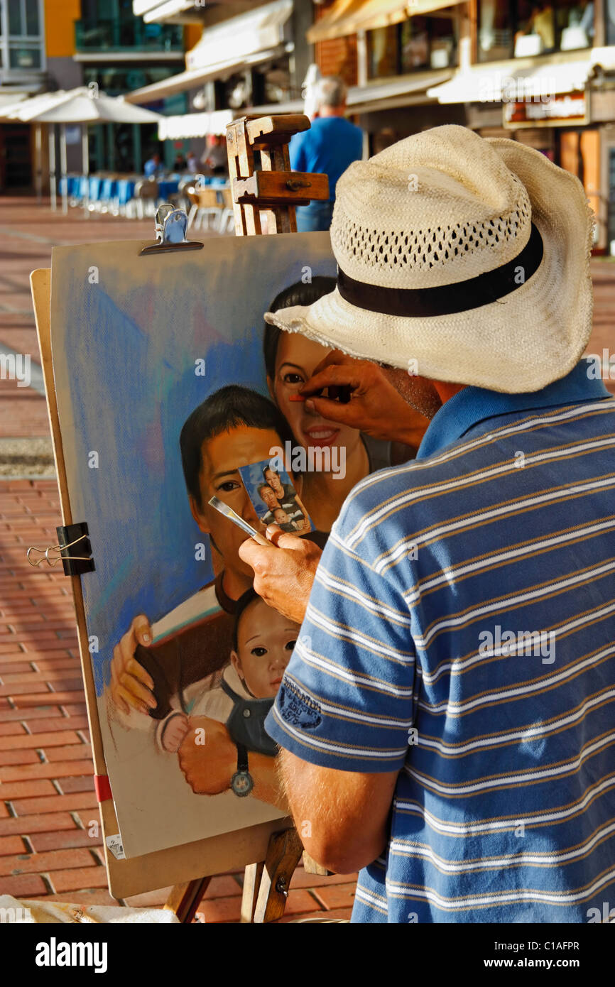 Busking artist hi-res stock photography and images - Alamy