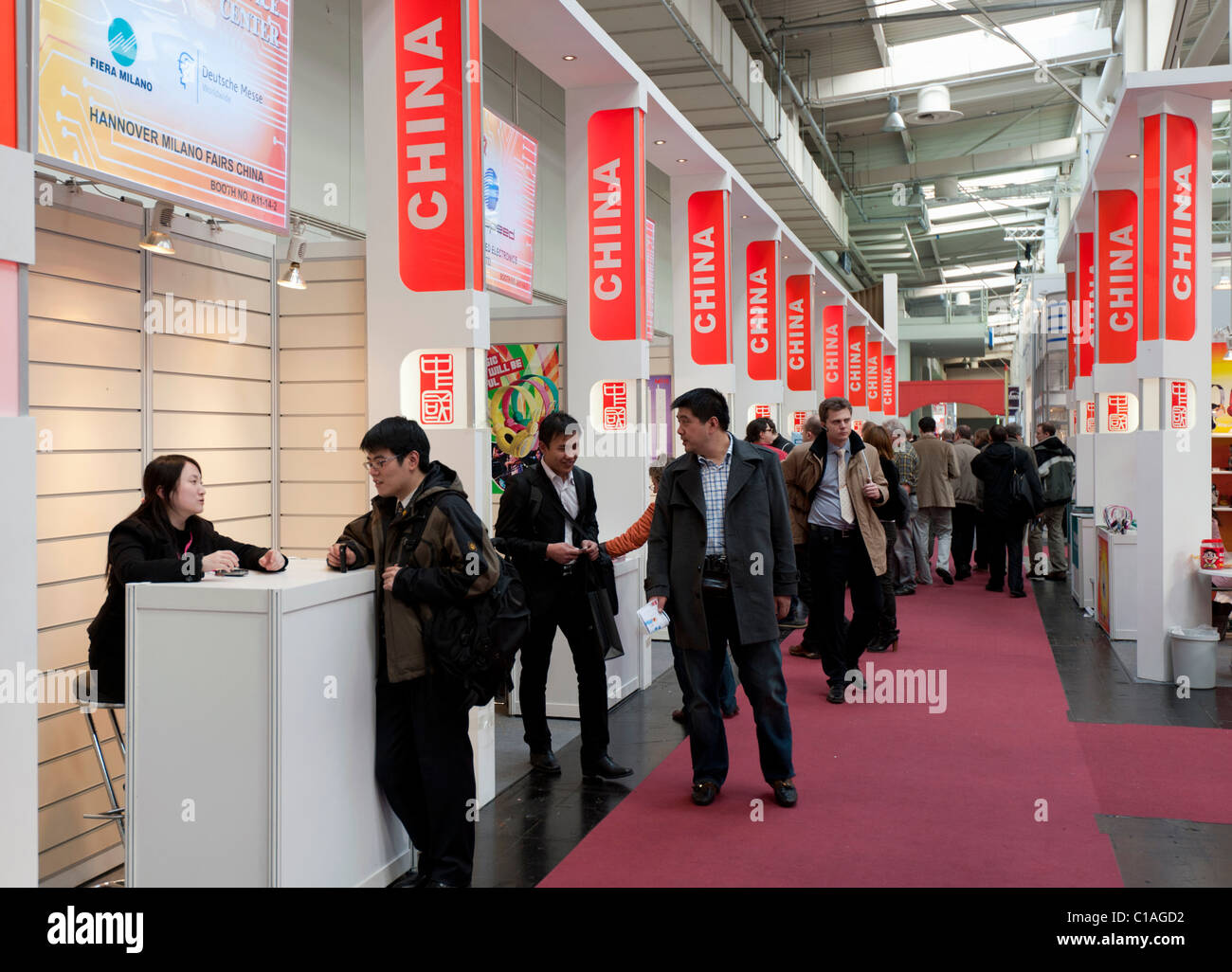 People at trade fair stalls hi-res stock photography and images - Alamy