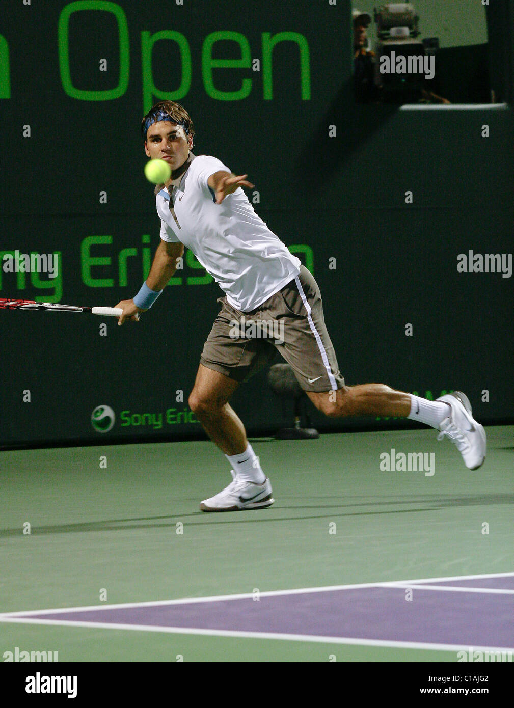 Roger Federer plays against Andy Roddick on Day 10 of the Sony Ericsson ...