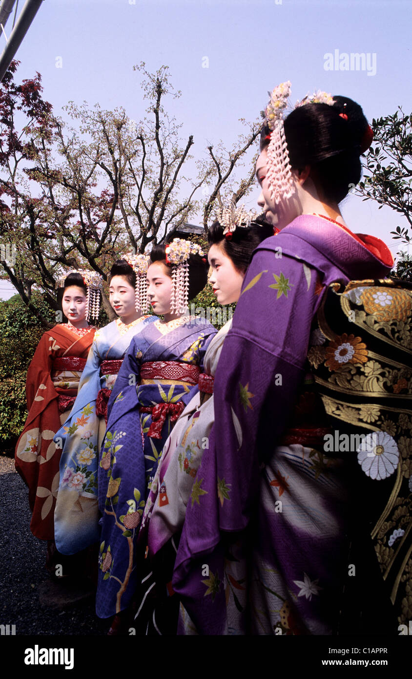 Japan, geishas in traditional outfit Stock Photo - Alamy