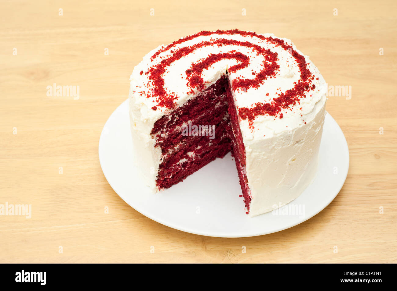 Bright red layers cake hi-res stock photography and images - Alamy