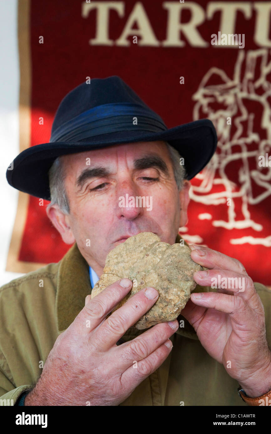 Smelling the white truffle hi-res stock photography and images - Alamy