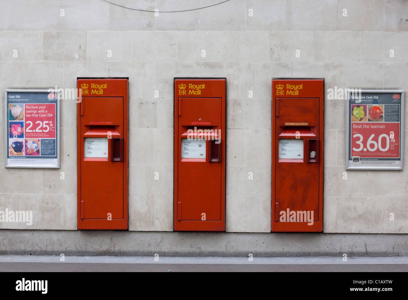 Royal mail post boxes hi-res stock photography and images - Alamy
