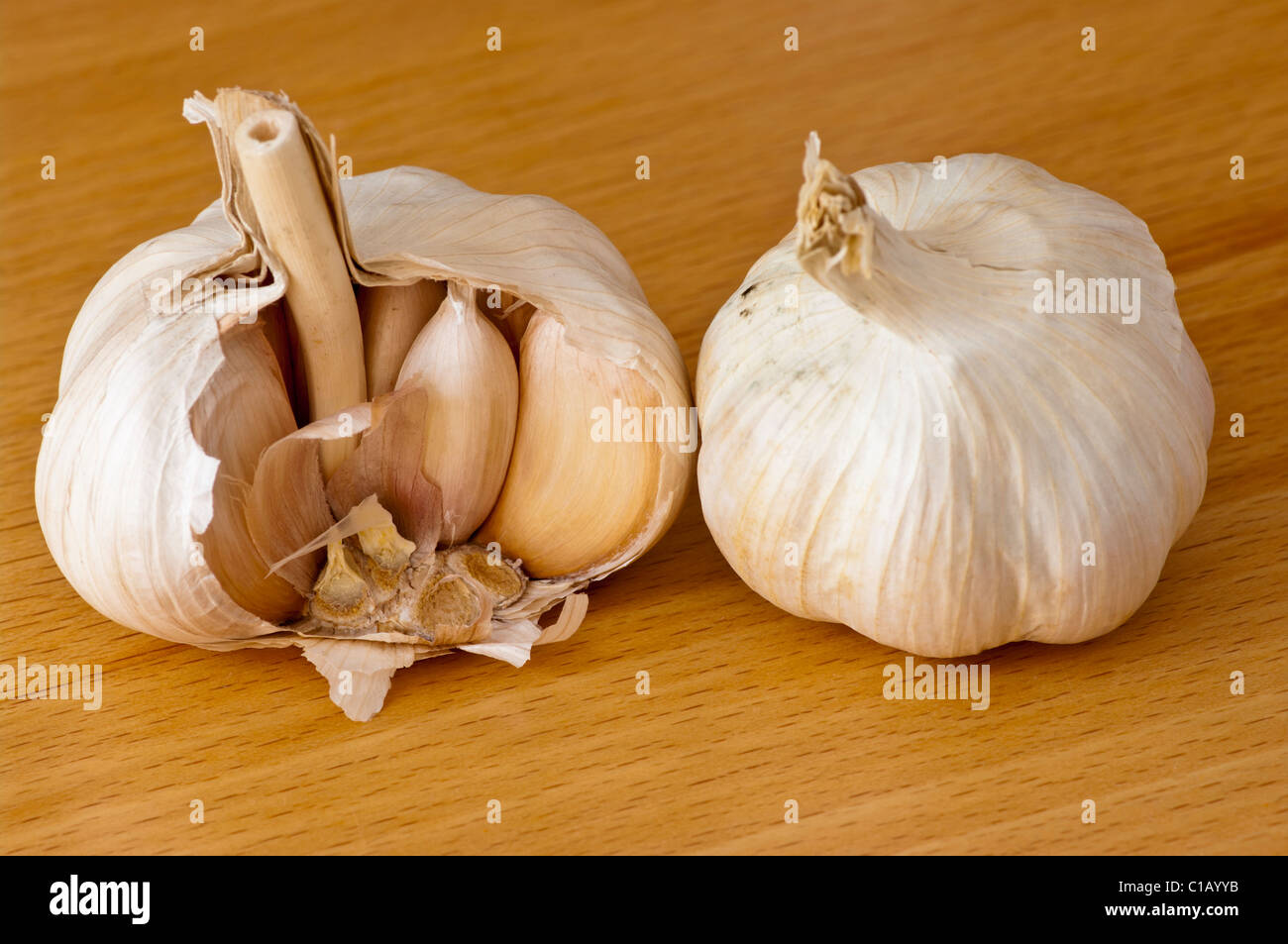 Two garlic cloves hi-res stock photography and images - Alamy