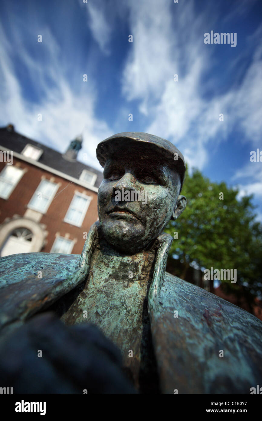 bronze statue in front of city hall Stock Photo - Alamy