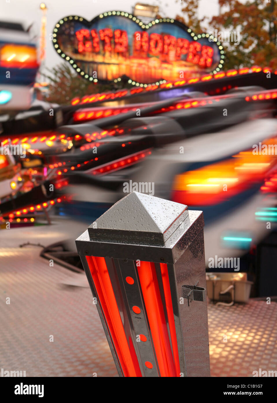 Night at the funfair hi-res stock photography and images - Alamy