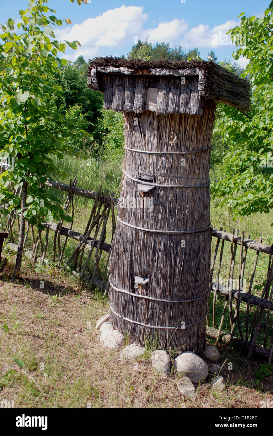 Straw hive hi-res stock photography and images - Alamy