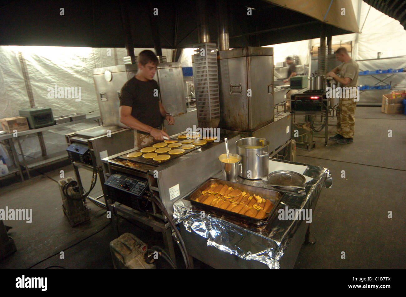 Army field kitchens hi-res stock photography and images - Alamy