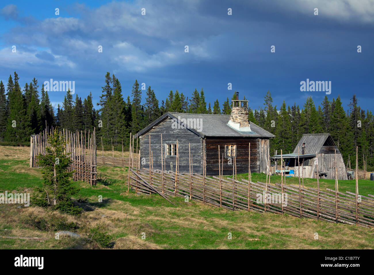 Log farm house hi-res stock photography and images - Alamy