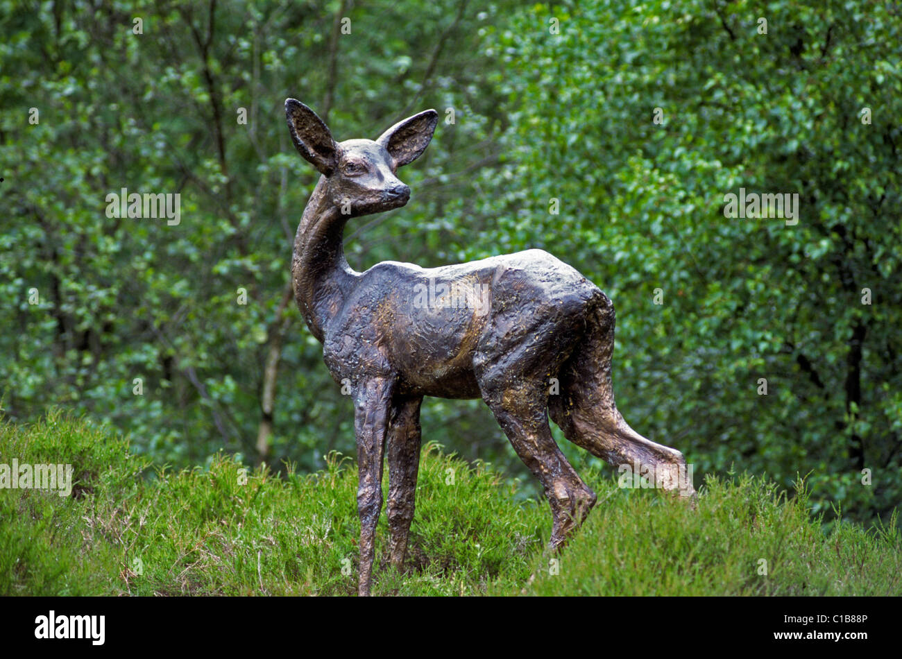 Deer and fawn statue hi-res stock photography and images - Alamy