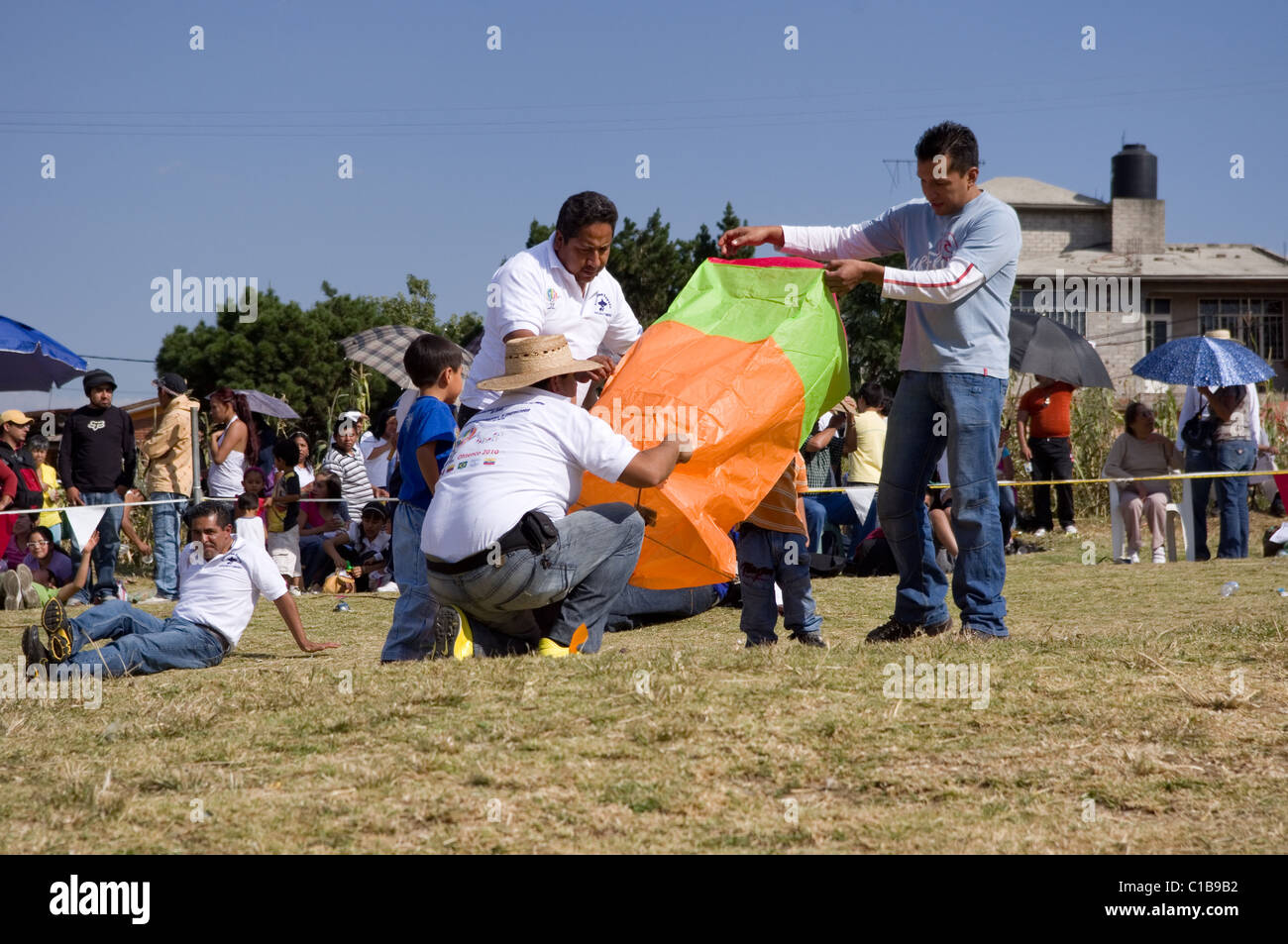 Persons inflating a Globo de Cantolla (hot air paper balloon) in San ...