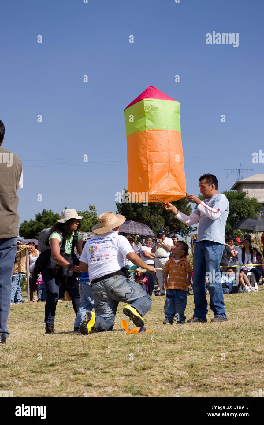 Persons inflating a Globo de Cantolla (hot air paper balloon) in San ...