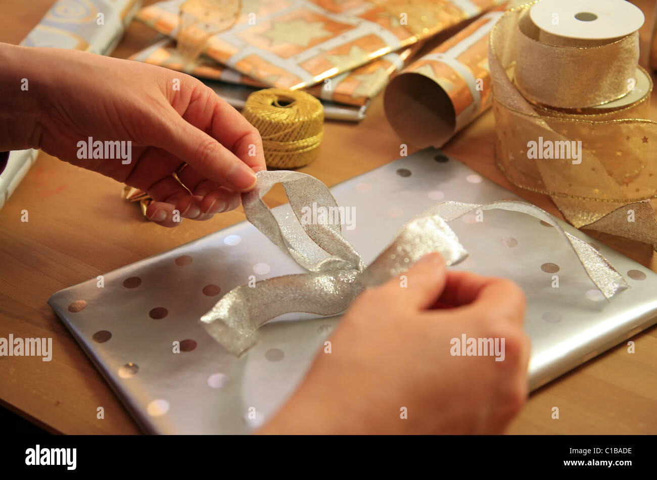 Packing Christmas gifts Stock Photo - Alamy