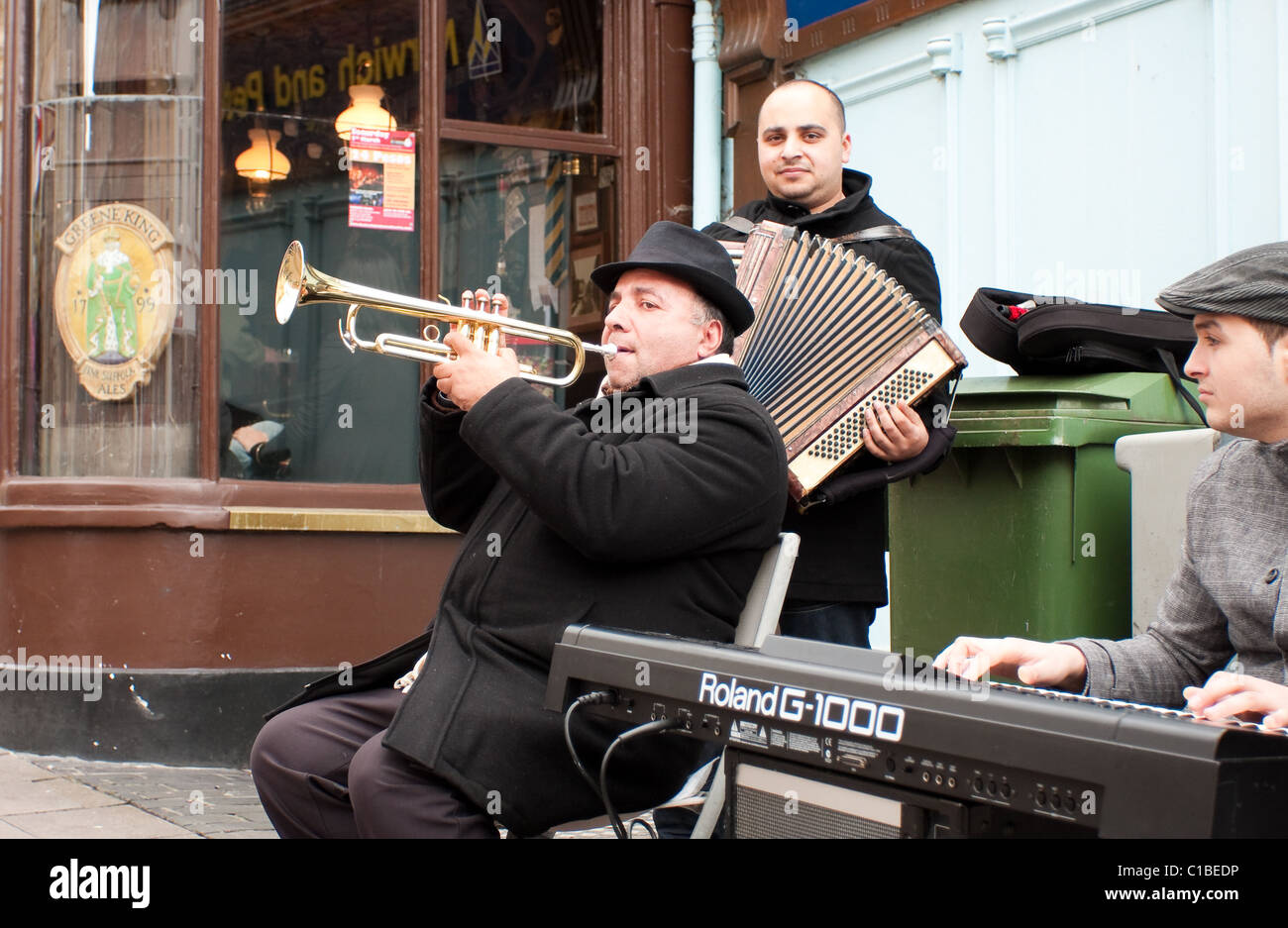 Singing street corner hi-res stock photography and images - Alamy