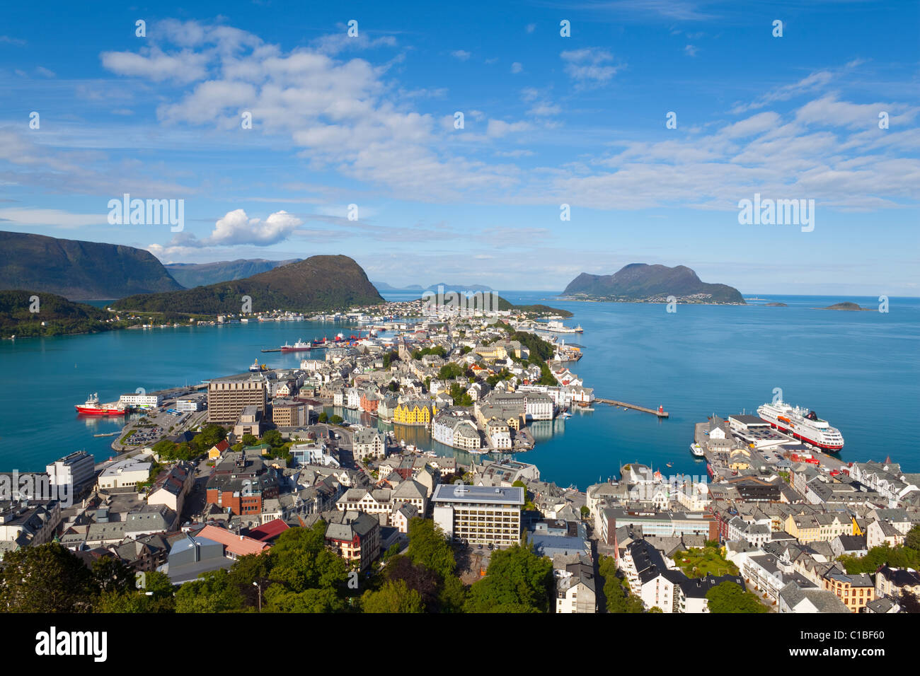 Elevated view over the coastal town of Alesund, Sunnmore, More og ...