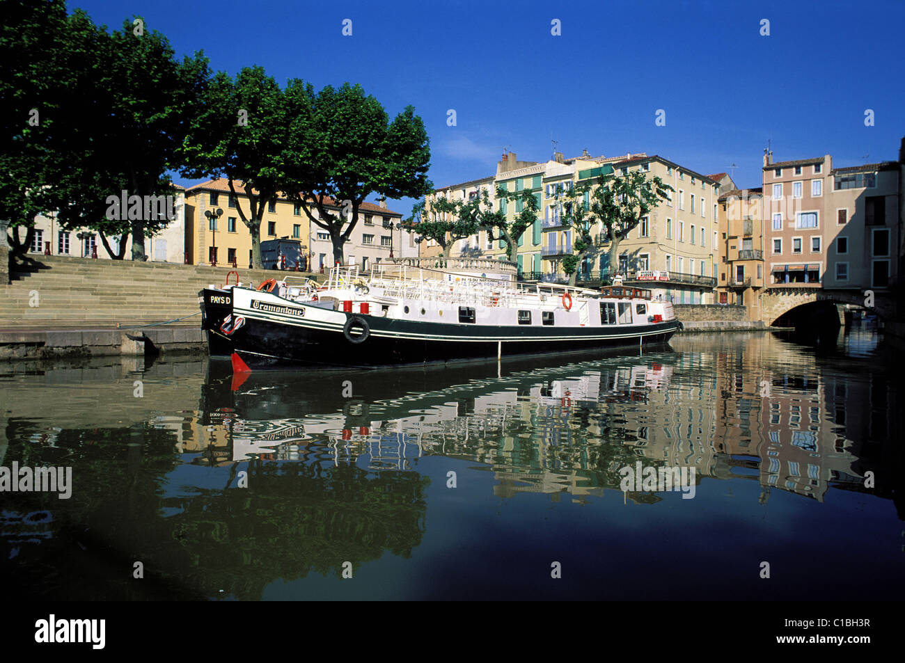 France, Aude, region of Narbonne, La Robine canal at merchants bridge ...
