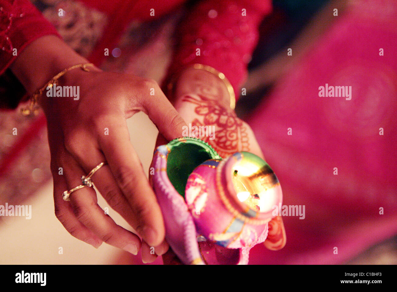 INDIAN WEDDING CEREMONIAL CANDLE FIRE FLAME LIT BURNING HANDS HOLDING ...