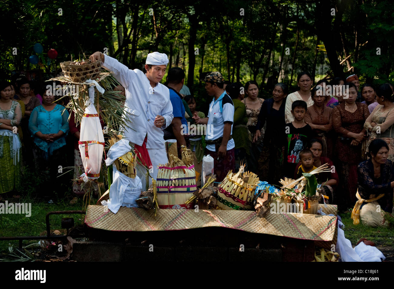 Balinese hindu cremation ceremony taking hi-res stock photography and ... Balinese hindu cremation ceremony taking hi-res stock photography and ...