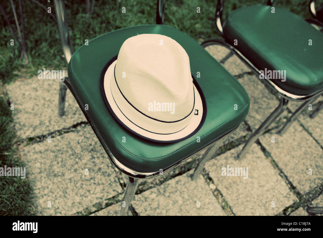 OLD FASHIONED HAT ON A CHAIR VINTAGE WHITE Stock Photo - Alamy