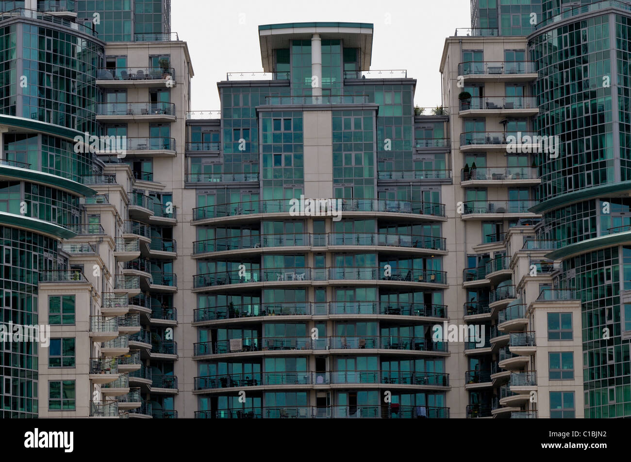 London concrete flats apartments hi-res stock photography and images ...