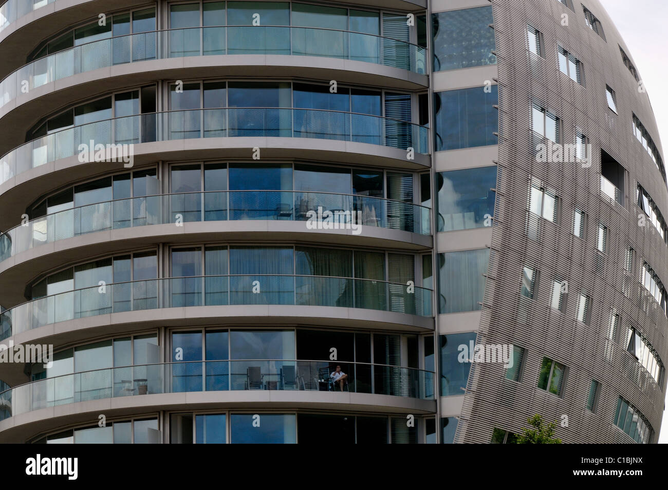 London concrete flats apartments hi-res stock photography and images ...