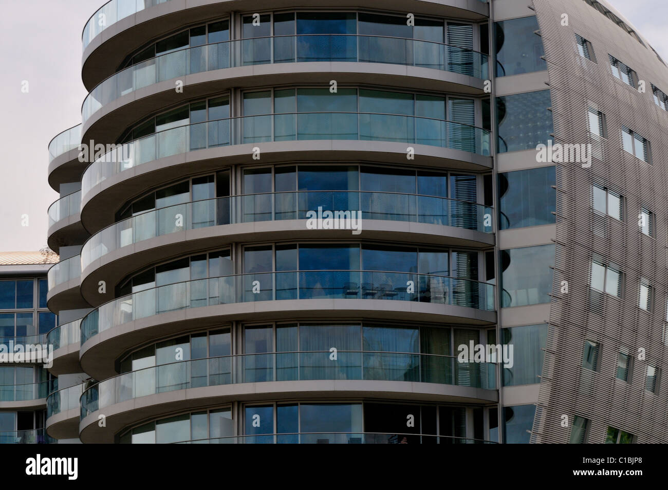 London concrete flats apartments hi-res stock photography and images ...
