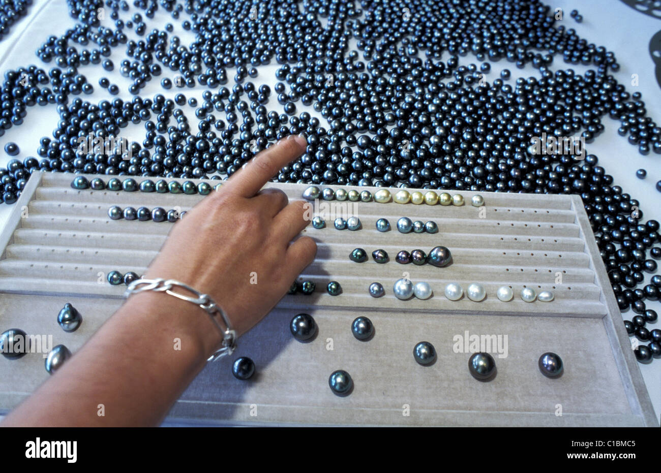Pearl sorting hi-res stock photography and images - Alamy