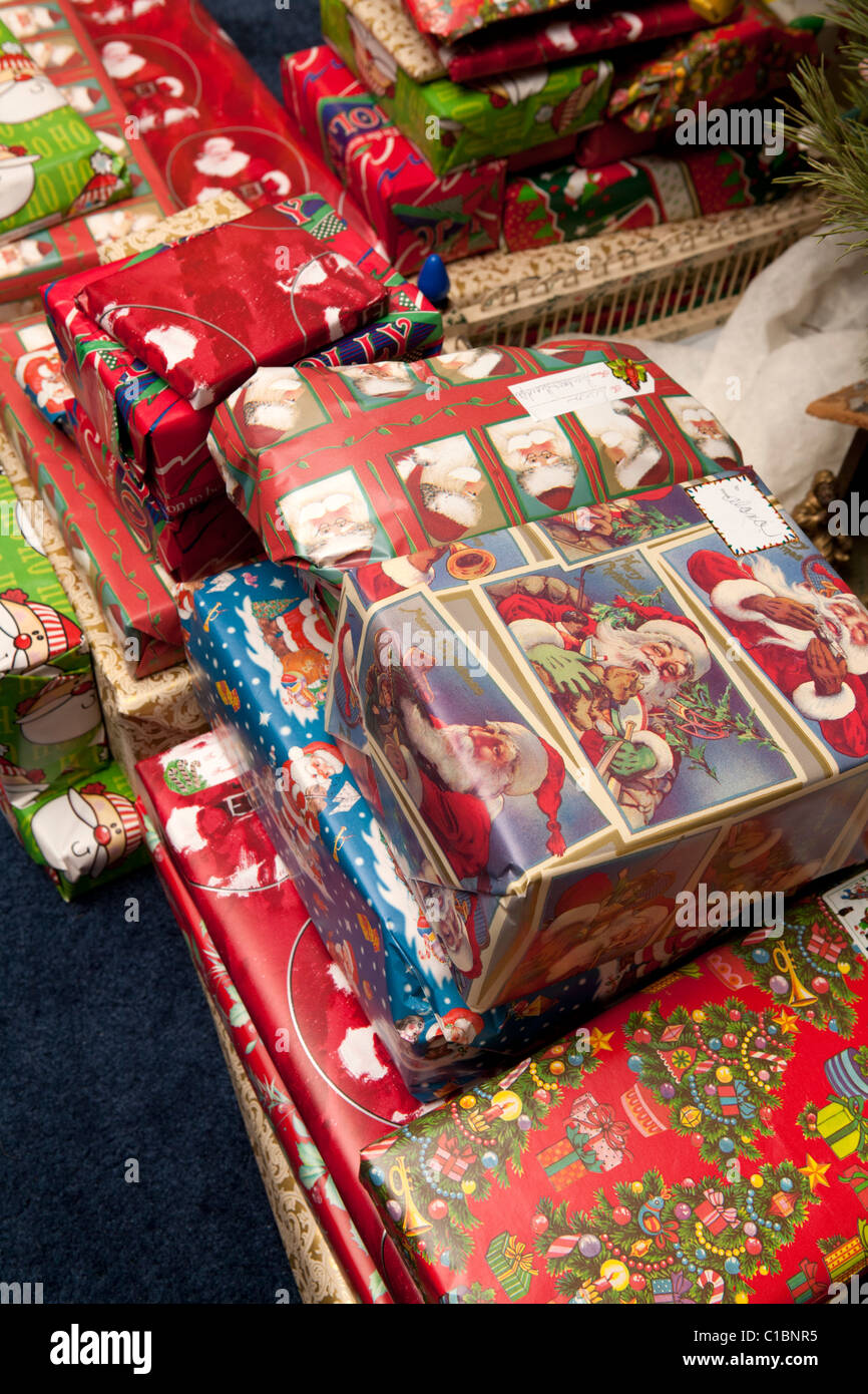 Wrapped Christmas presents Stock Photo - Alamy