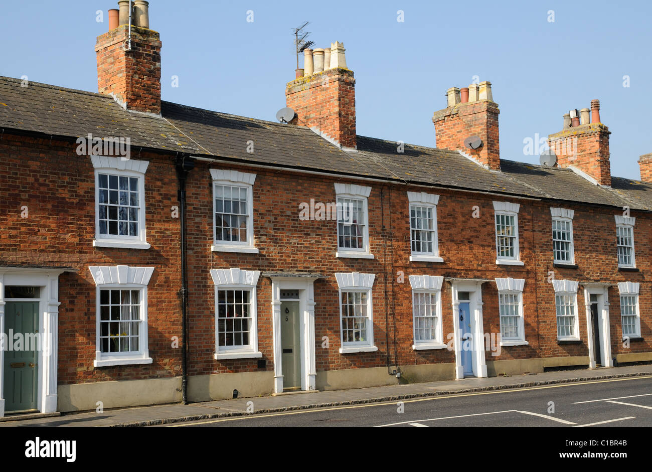 English cottage style terraced housing hi-res stock photography and ...