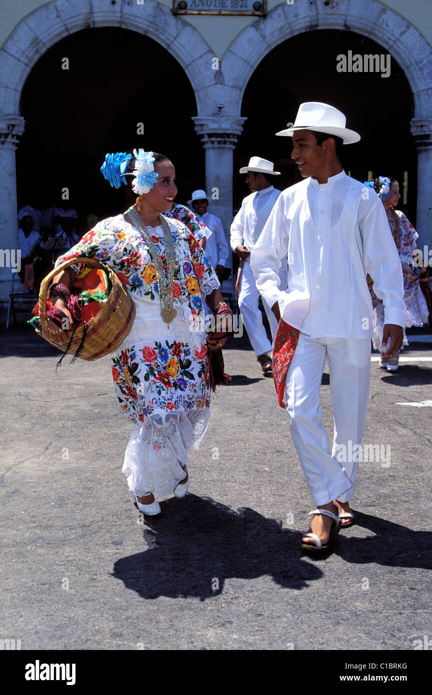Traditional mexican folkloric dance couple hi-res stock photography and ...