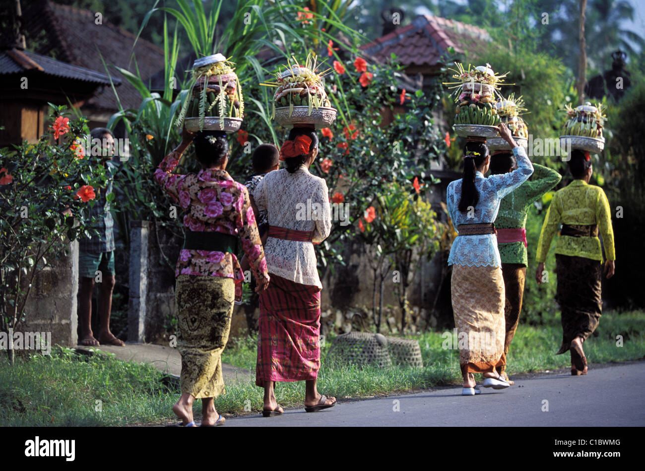 Indonesia, Bali, religious processions with offerings Stock Photo - Alamy