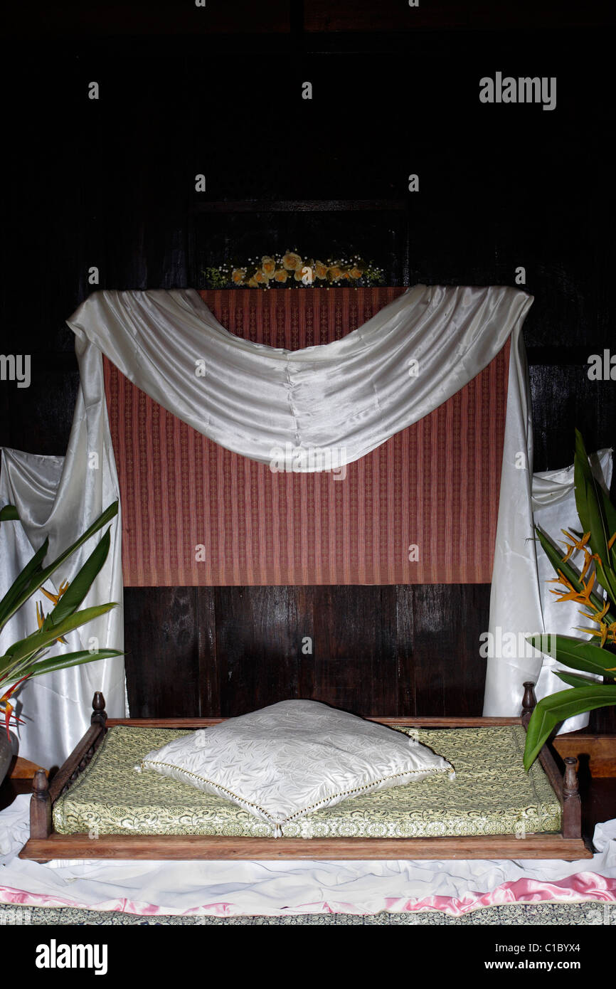 Malay traditional wedding dais hi-res stock photography and images - Alamy