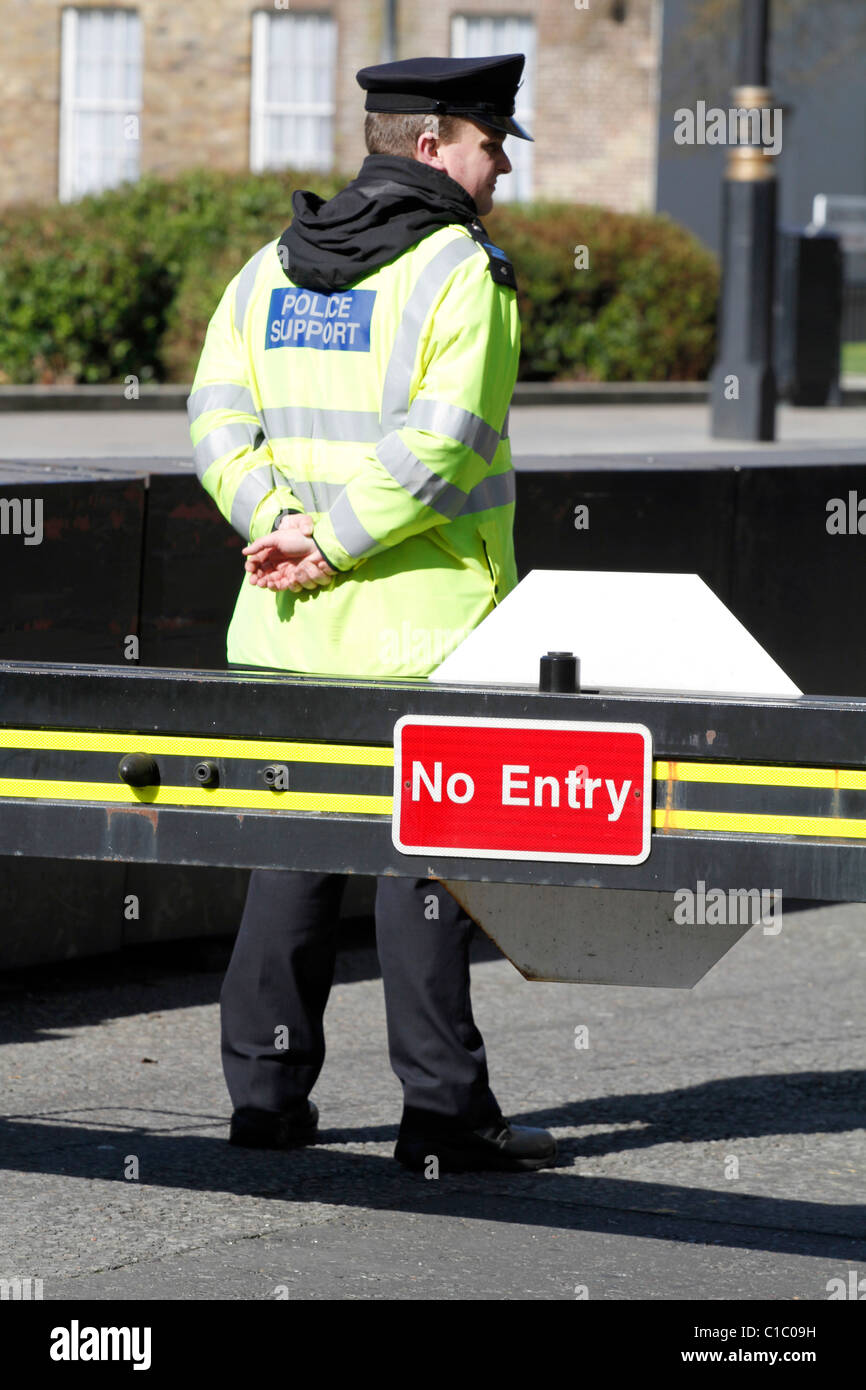 UK. POLICE OFFICER ON SECURITY DUTY OUTSIDE HOUSE OF LORDS IN ...