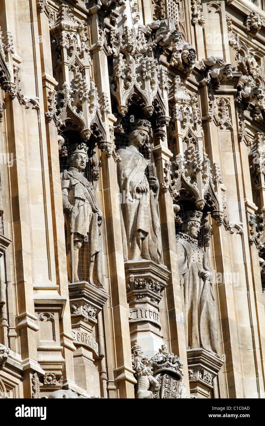 UK. STATUES ON THE WALLS OF THE HOUSES OF PARLIAMENT IN LONDON Stock ...