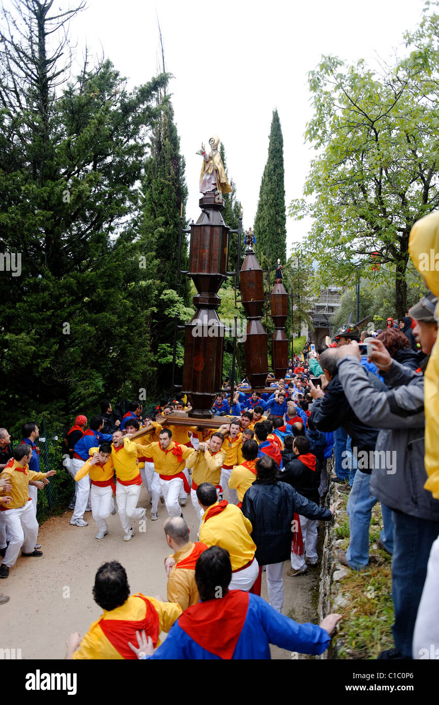 Sant'Ubaldo statue, La Corsa dei Ceri feast on 15th of May, Gubbio ...