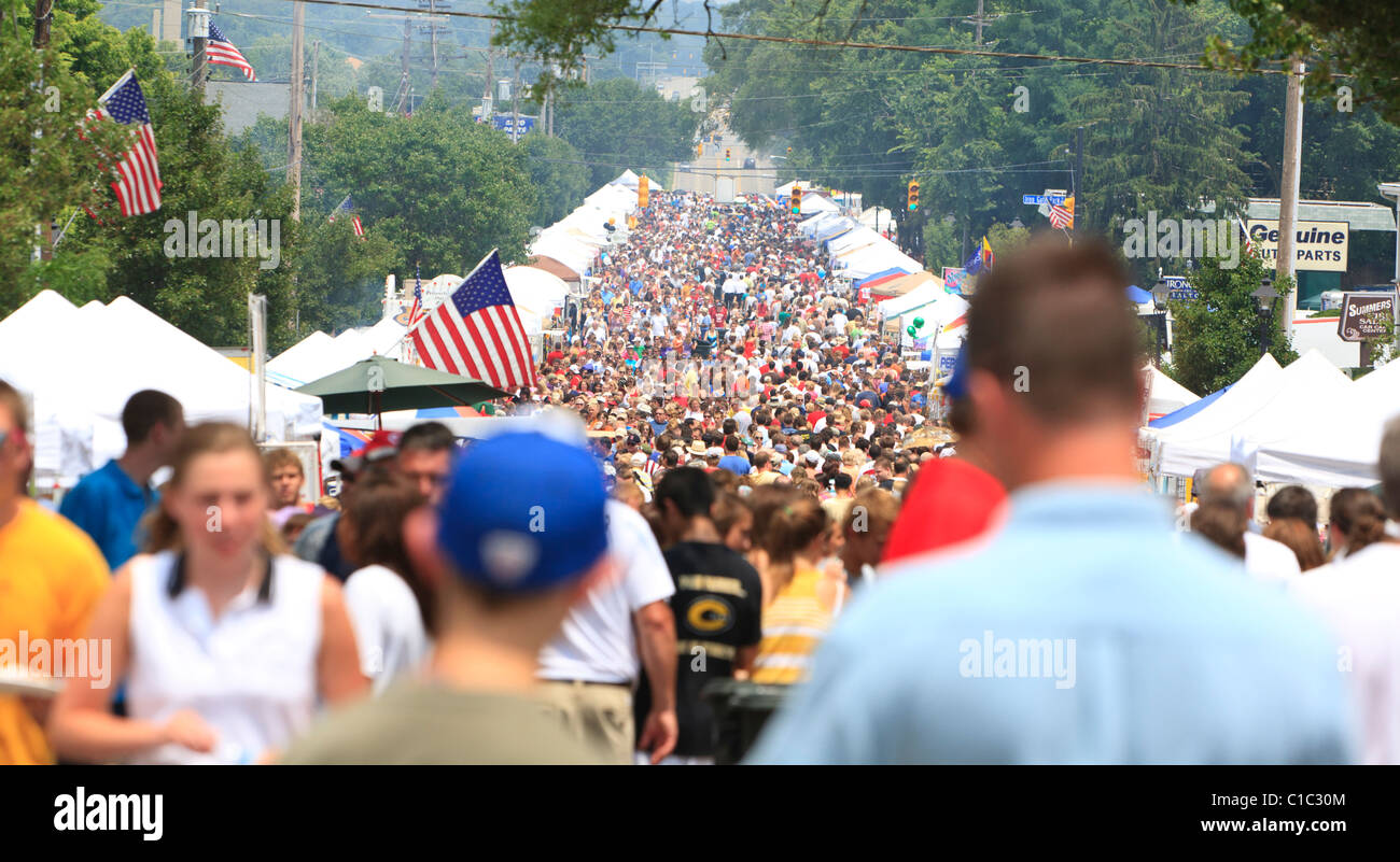 Crowd of people street art hi-res stock photography and images - Alamy