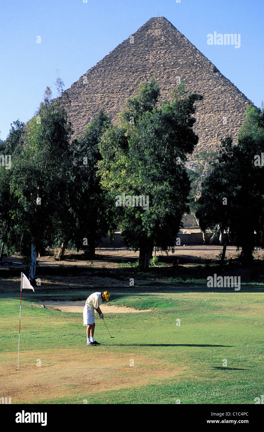 Golf court behind the giza pyramids hi-res stock photography and images ...