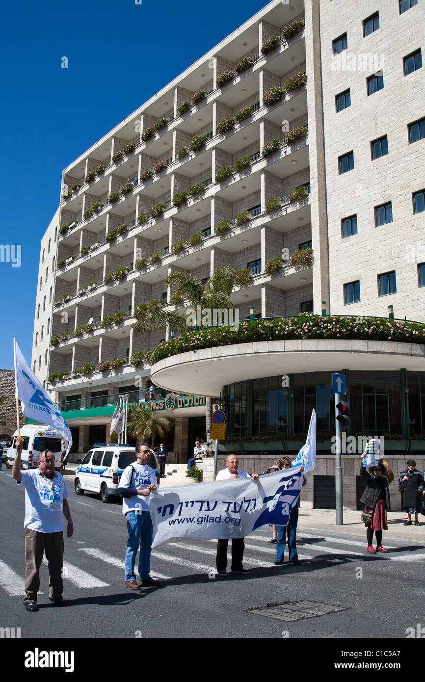 Five-minute protest for the release of Gilad Shalit from Hammas ...