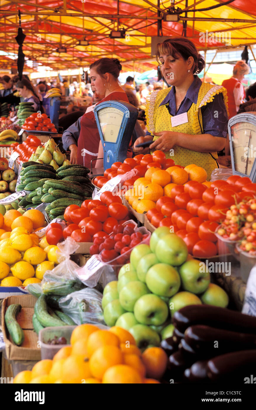 Russia, west, Kostroma, along the Volga river, Gostiny Dvor market ...