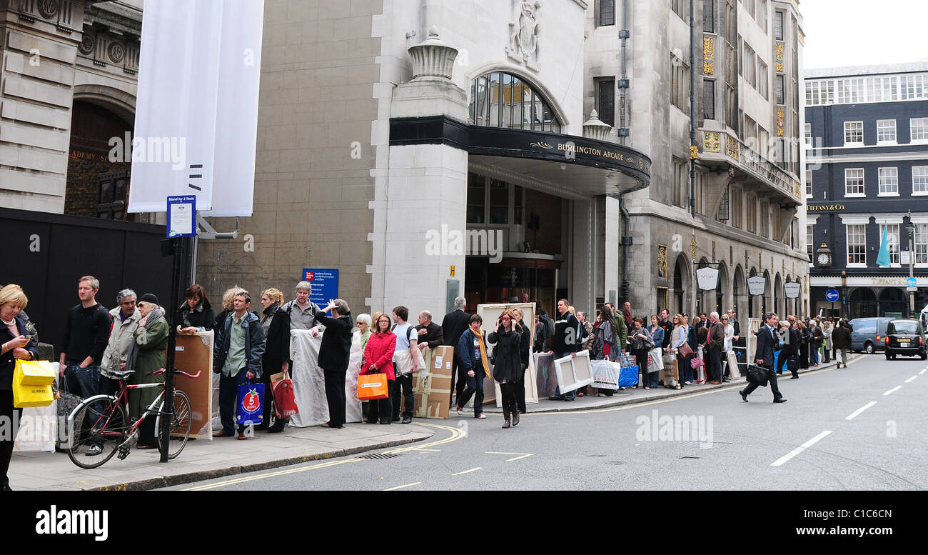 Very long queue at The Royal Academy of established and unknown artists ...