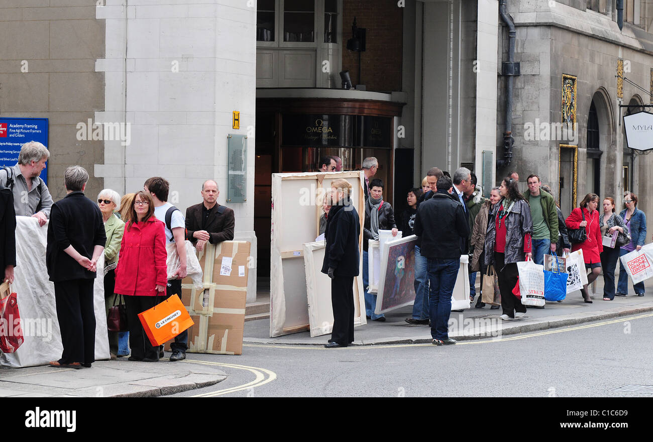 Very long queue at The Royal Academy of established and unknown artists ...