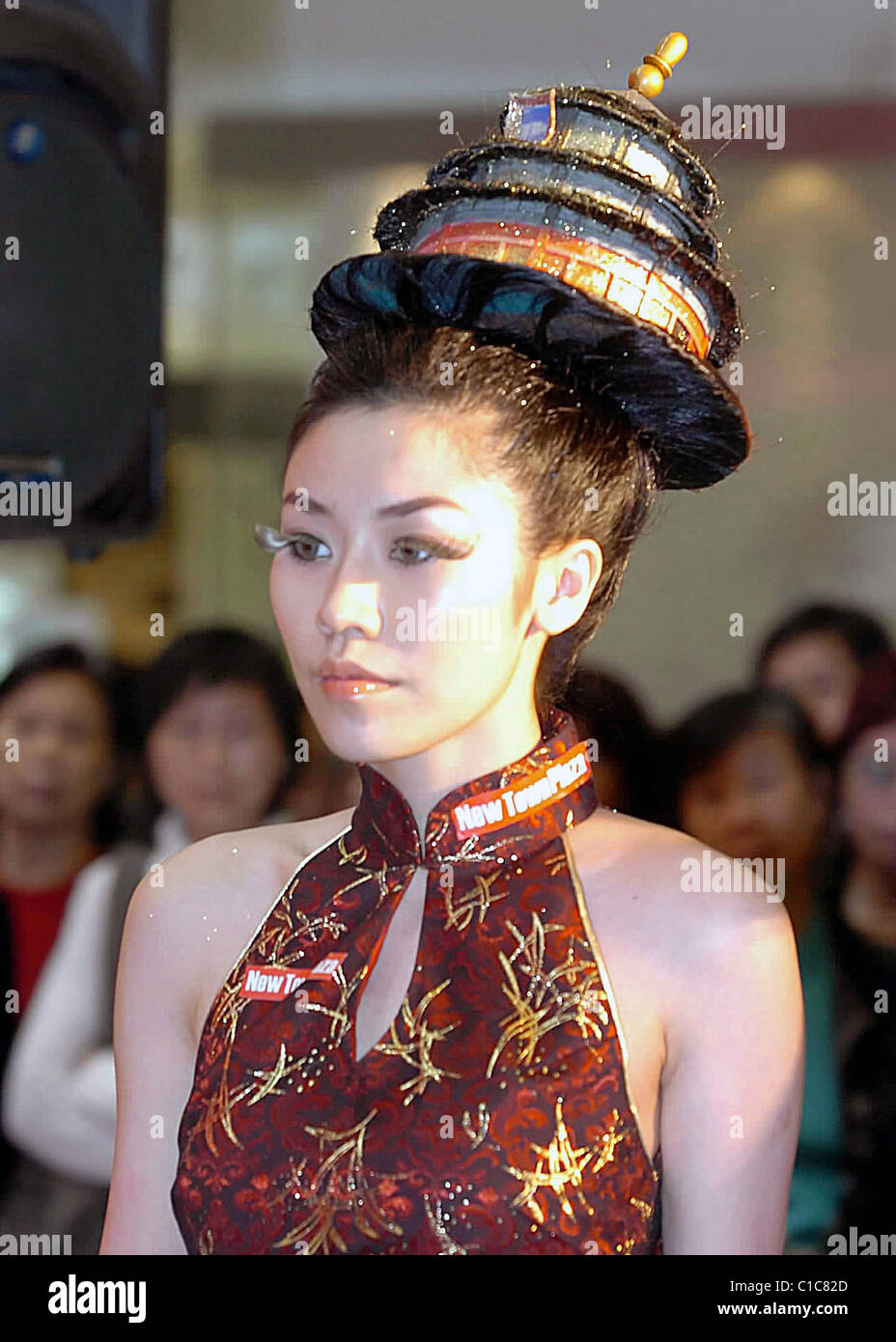 Models with crazy hair hi-res stock photography and images - Alamy