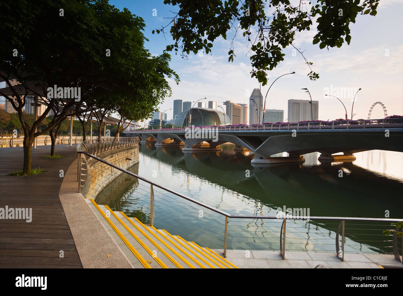 Esplanade Bridge with the Esplanade - Theatres on the Bay building in ...