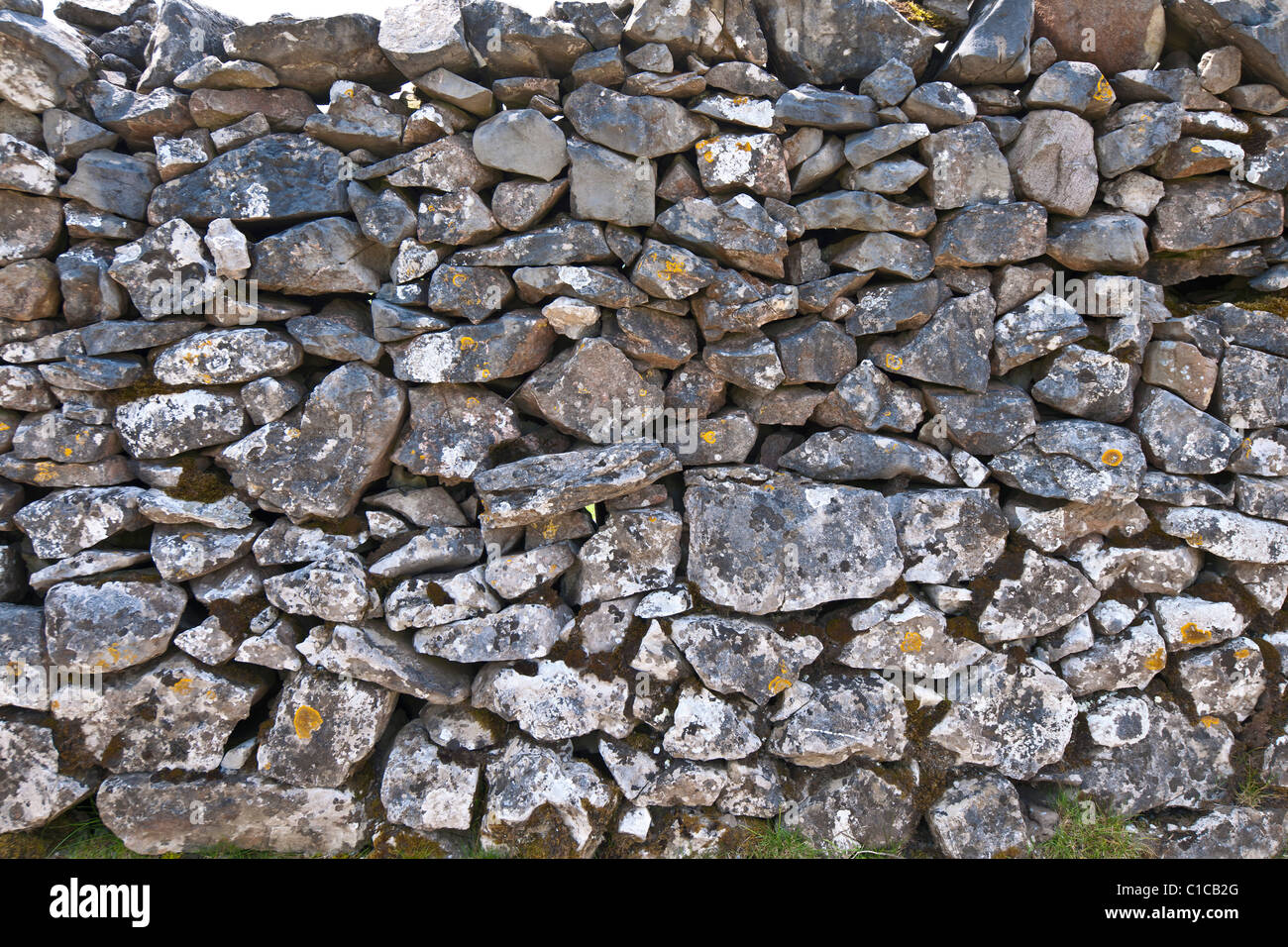 Dry stone wall wild flowers hi-res stock photography and images - Alamy
