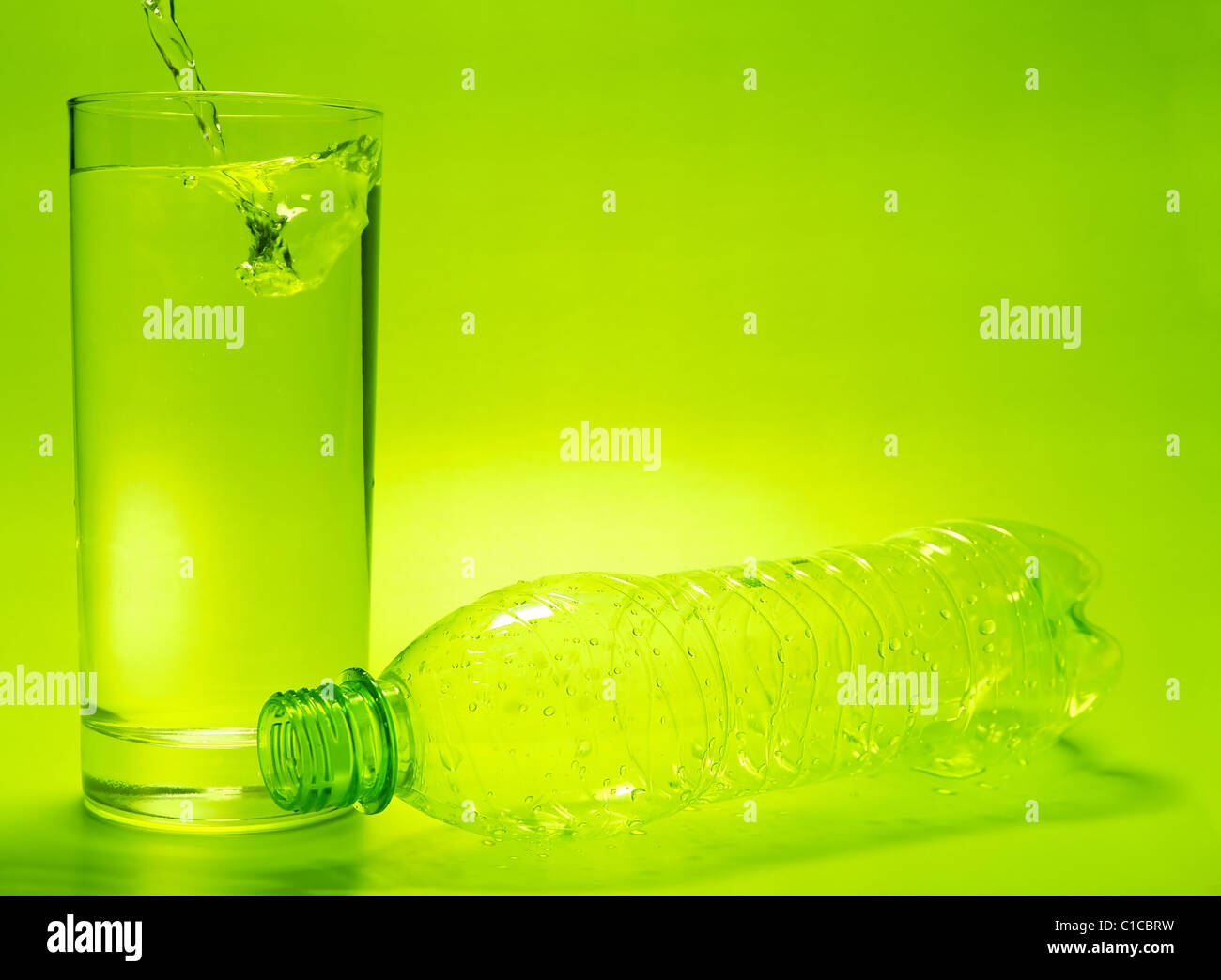 Full glass water spill hi-res stock photography and images - Alamy