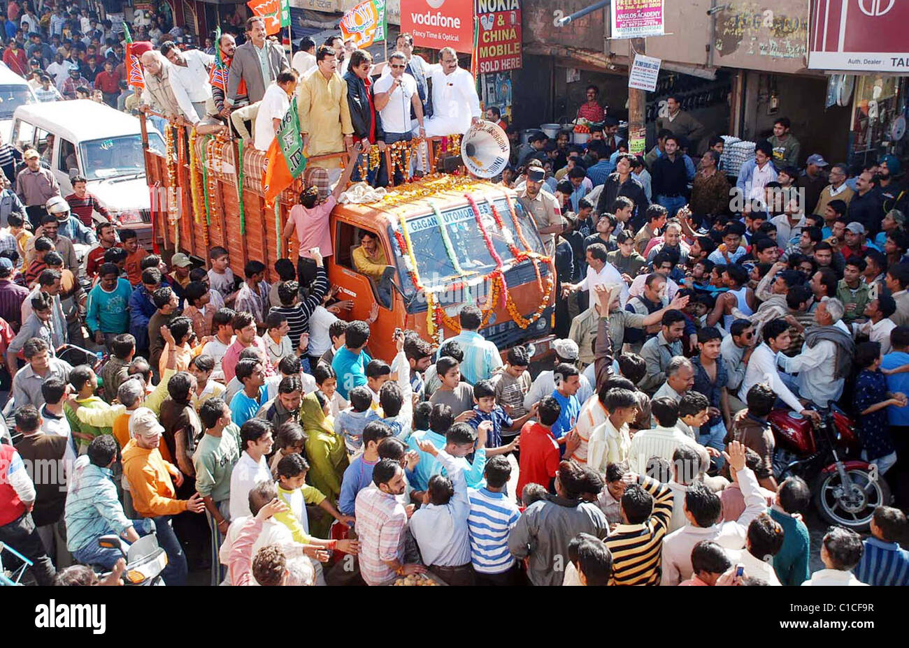 Salman Khan and actor-turned-BJP MP Vinod Khanna address the crowd ...