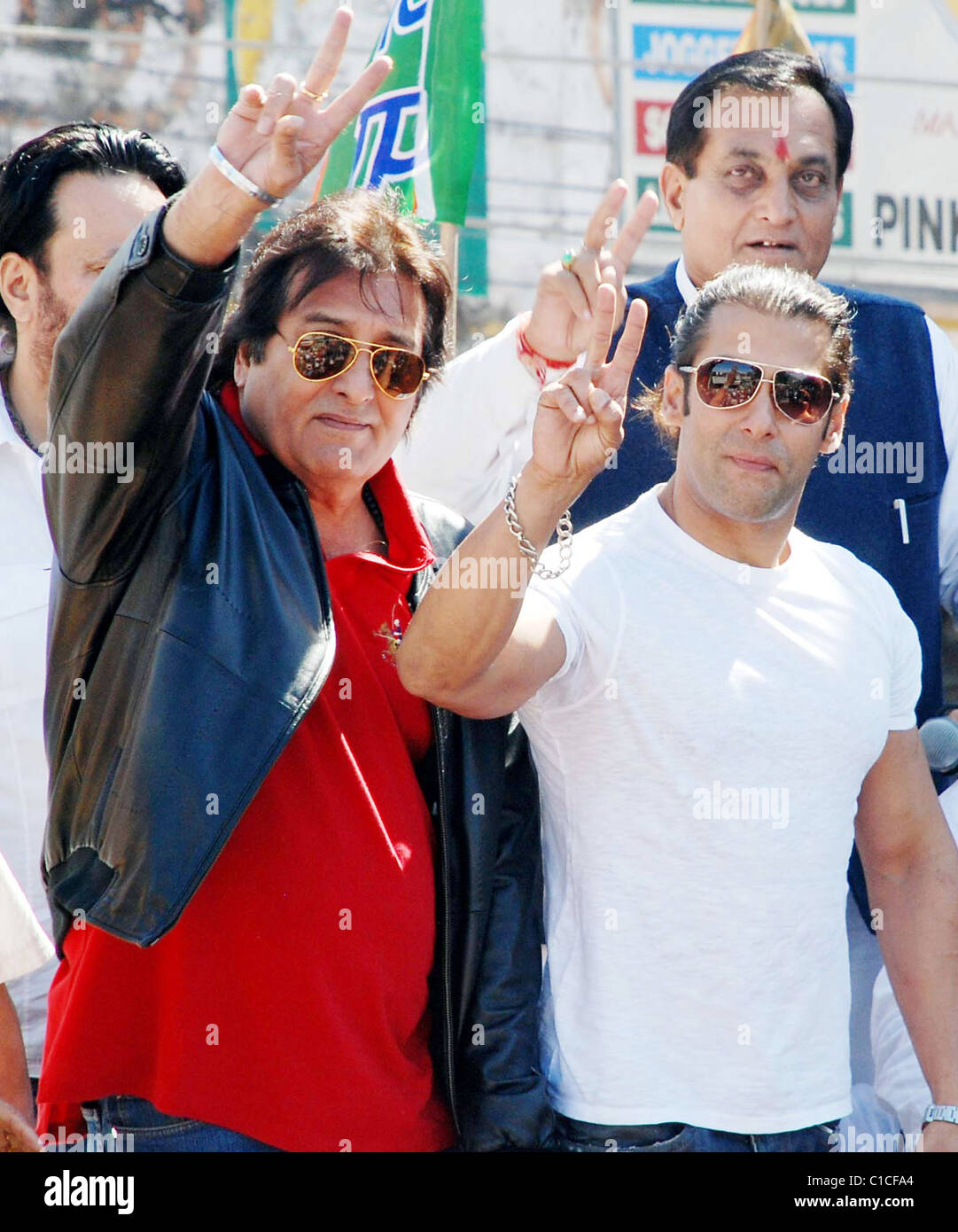 Salman Khan and actor-turned-BJP MP Vinod Khanna flash the victory sign ...
