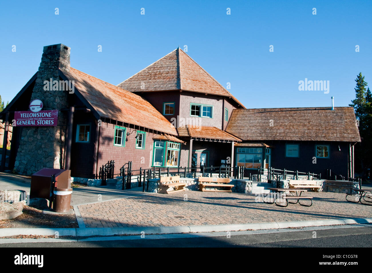 Yellowstone lake hotel supermarket hi-res stock photography and images ...