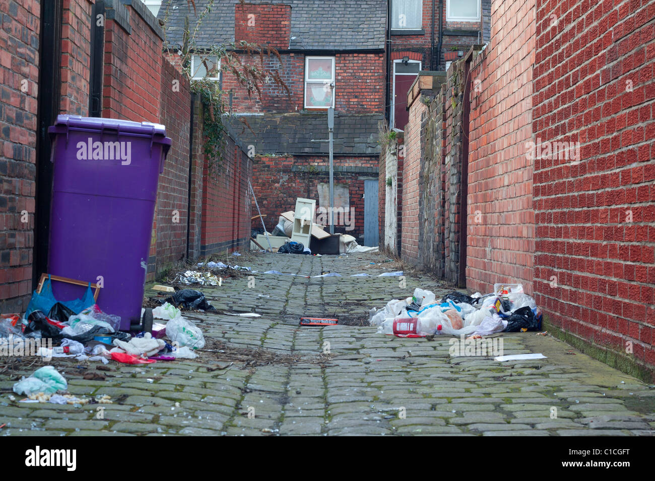 Dumping rubbish in alleyways hi-res stock photography and images - Alamy