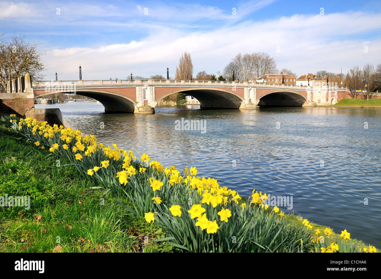 Hampton court bridge hi-res stock photography and images - Alamy